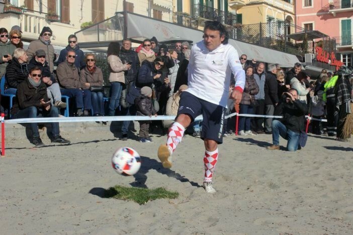 Alassio, la decima edizione del “Footgolf in spiaggia” per l’AIRC ...
