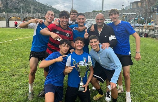 Campioni di una Notte. La coppa della terza edizione nelle mani del ...